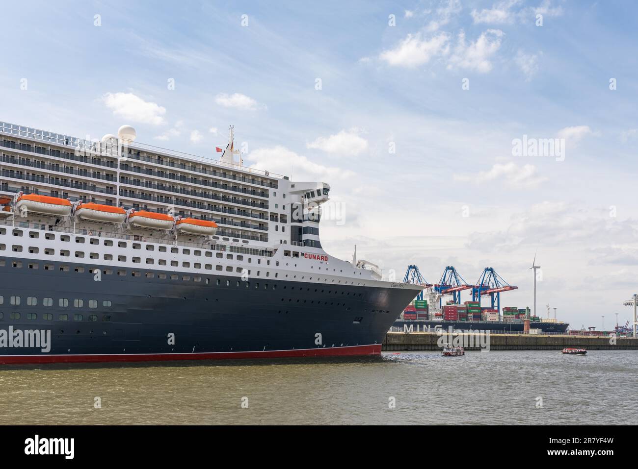The transatlantic ocean liner and cruise ship Queen Mary 2 at the quay ...