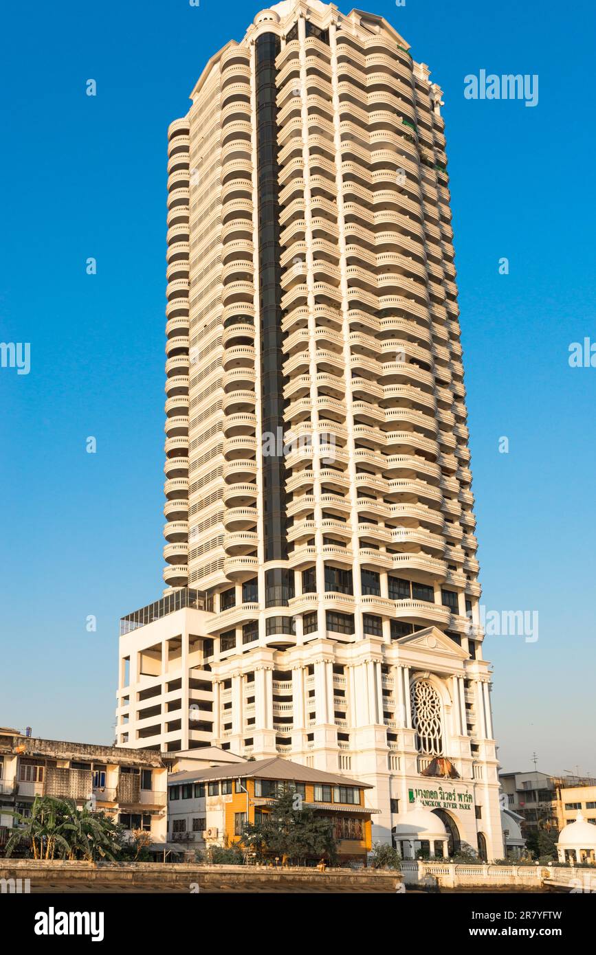 The high-rise Bangkok River Park is a residential complex with luxury ...