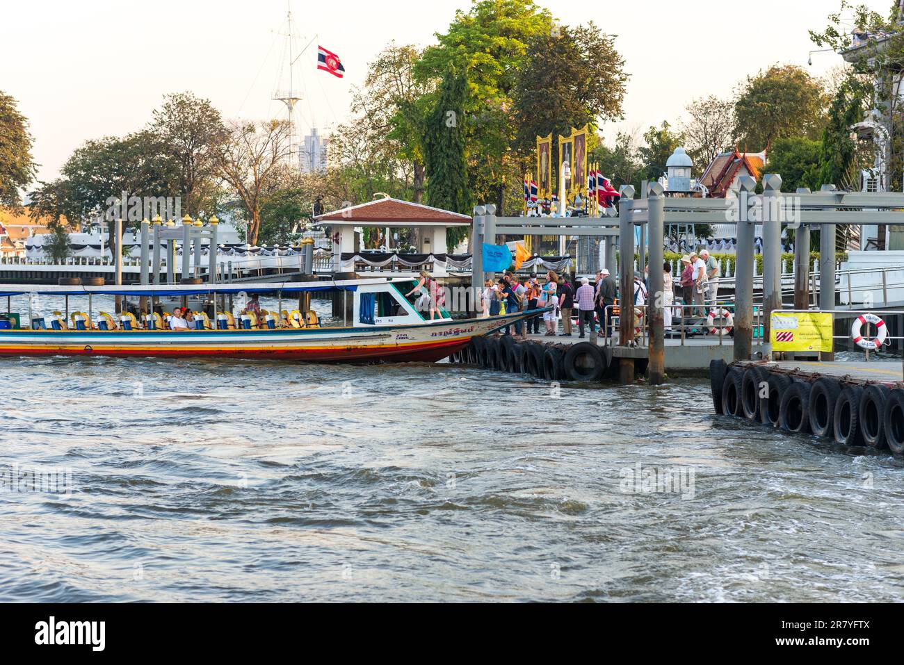 Pleasure boat pick up tourist from the Wat Arun pier in Bangkok. The ...