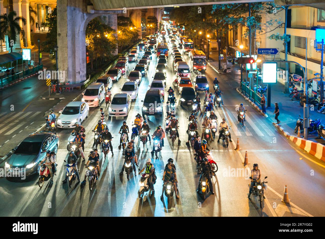 Rush-hour at the Ratchaprasong intersection in the Bangkok district ...