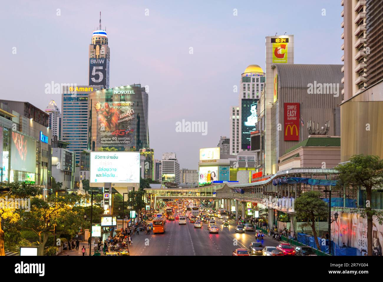Rush-hour on the Ratchadamri road, in the Bangkok district Pathum Wan ...