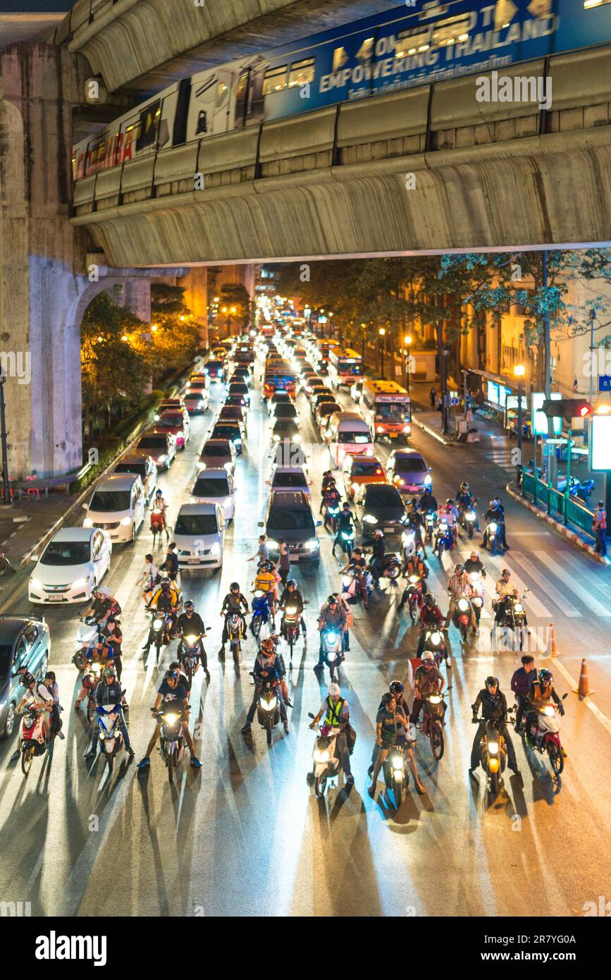 Rush-hour at the Ratchaprasong intersection in the Bangkok district ...