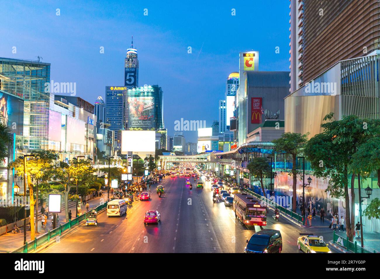 Rush-hour on the Ratchadamri road, in the Bangkok district Pathum Wan ...