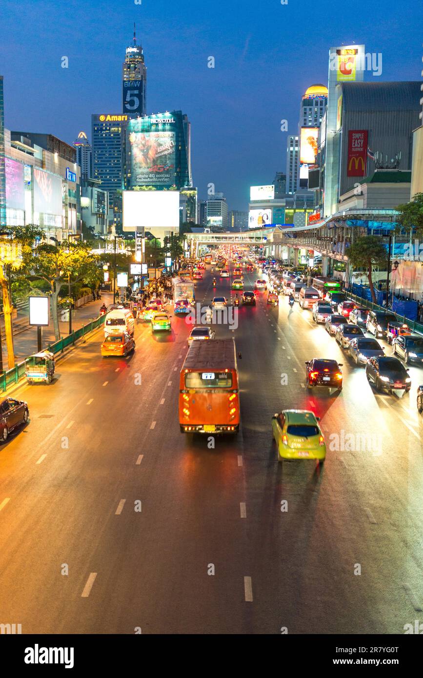 Rush-hour on the Ratchadamri road, in the Bangkok district Pathum Wan ...