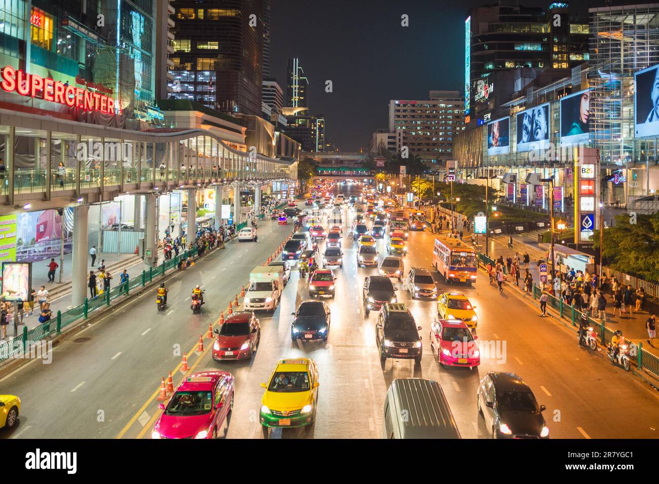 Rush-hour on the Ratchadamri road, in the Bangkok district Pathum Wan ...