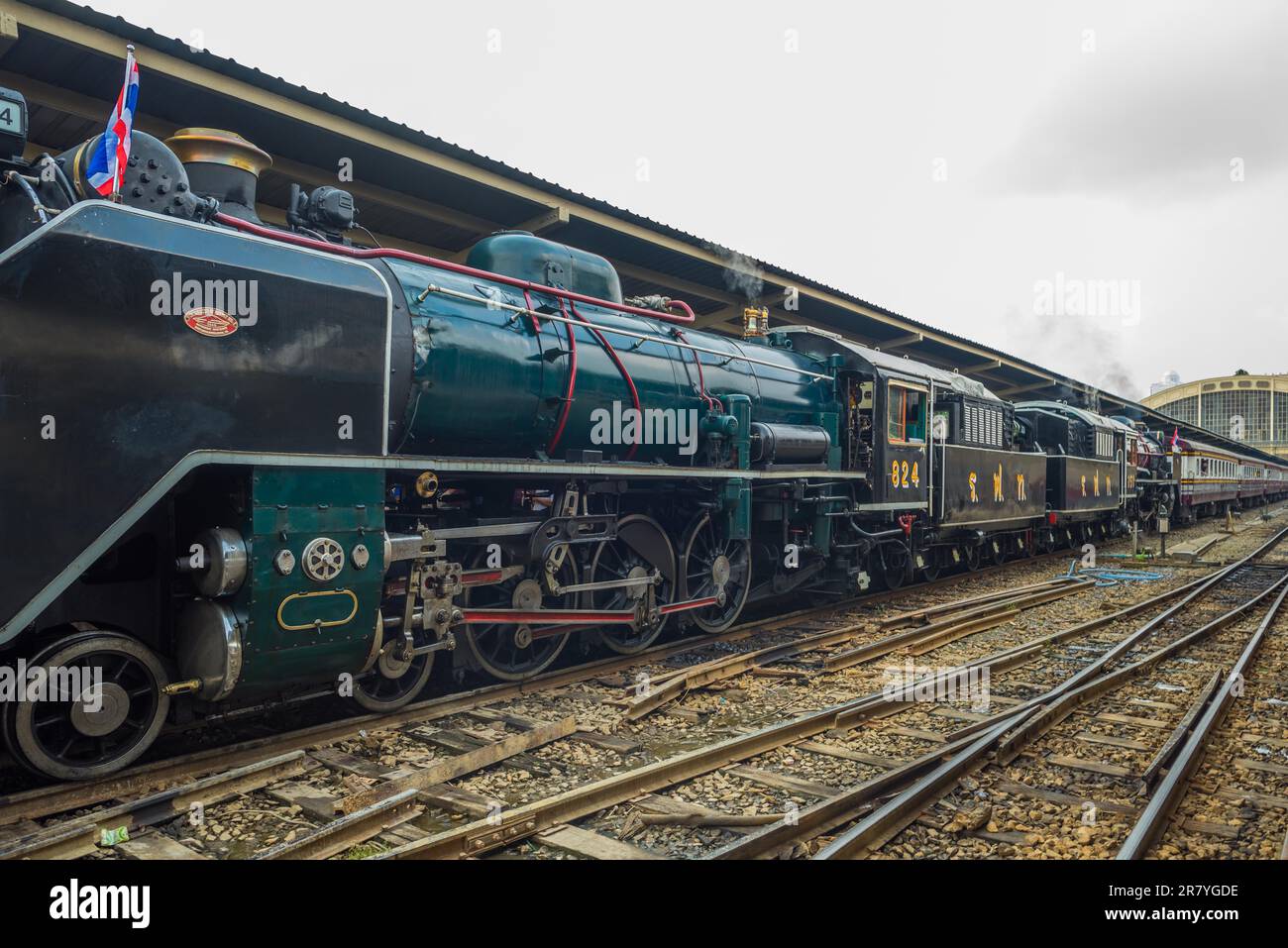 Steam-powered excursion train in the Bangkok railway station Hua ...
