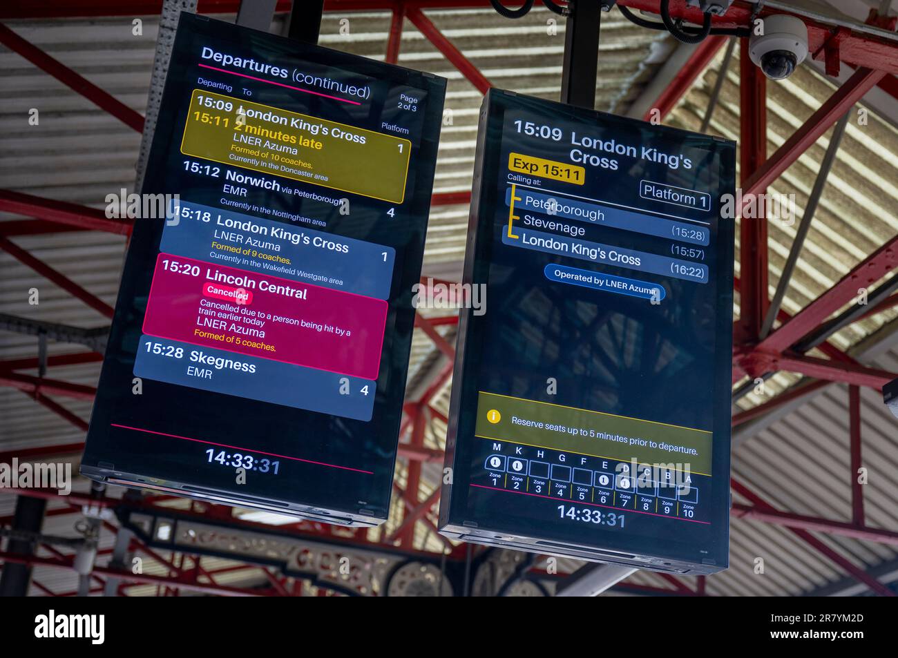 Kings cross station departure board hi-res stock photography and images ...