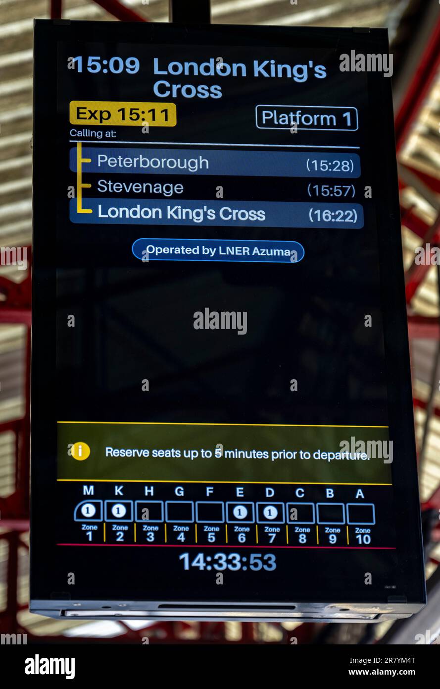 Kings cross station departure board hi-res stock photography and images ...