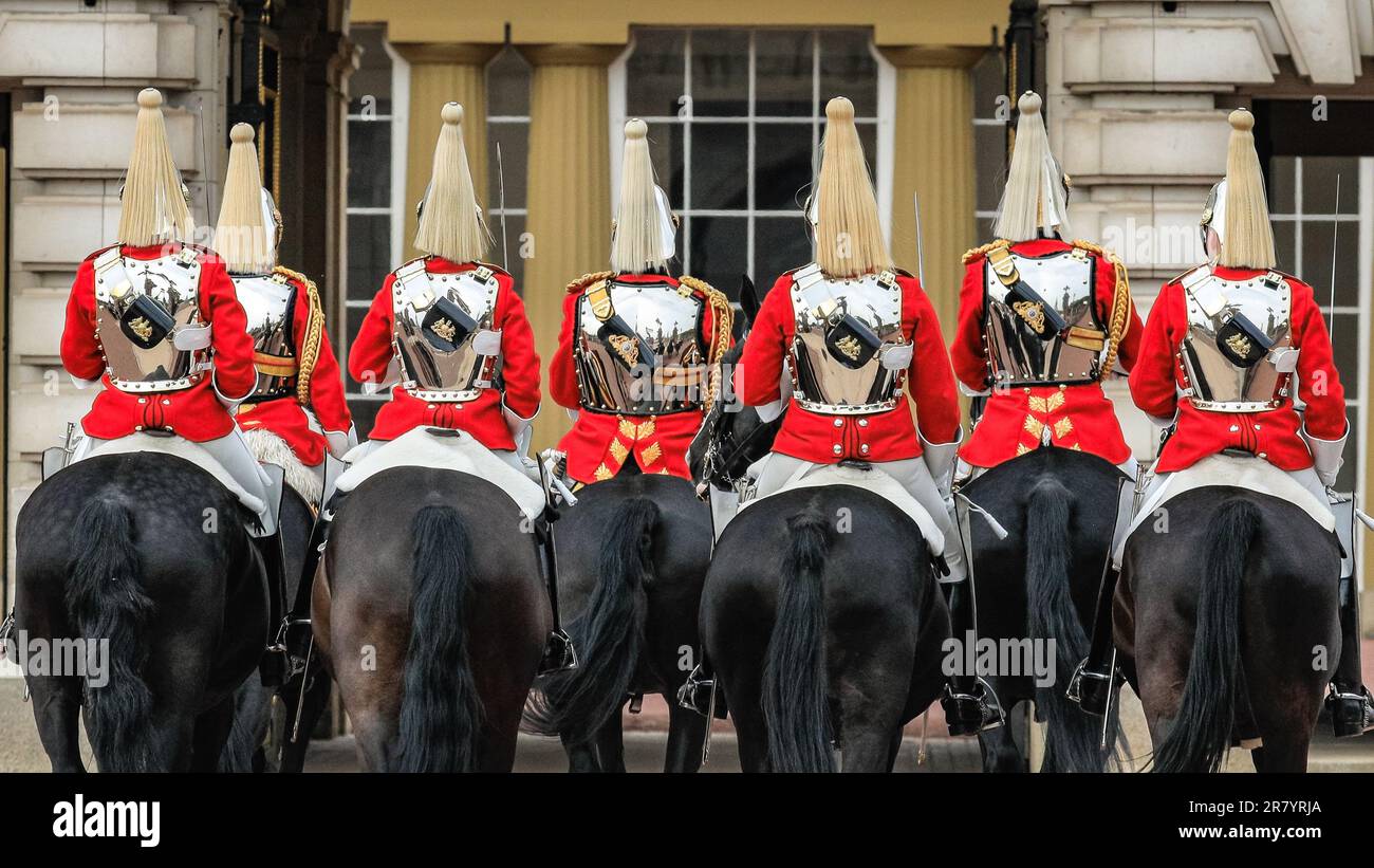 London, England, UK. 17th June, 2023. Mounted guards in full ceremonial ...