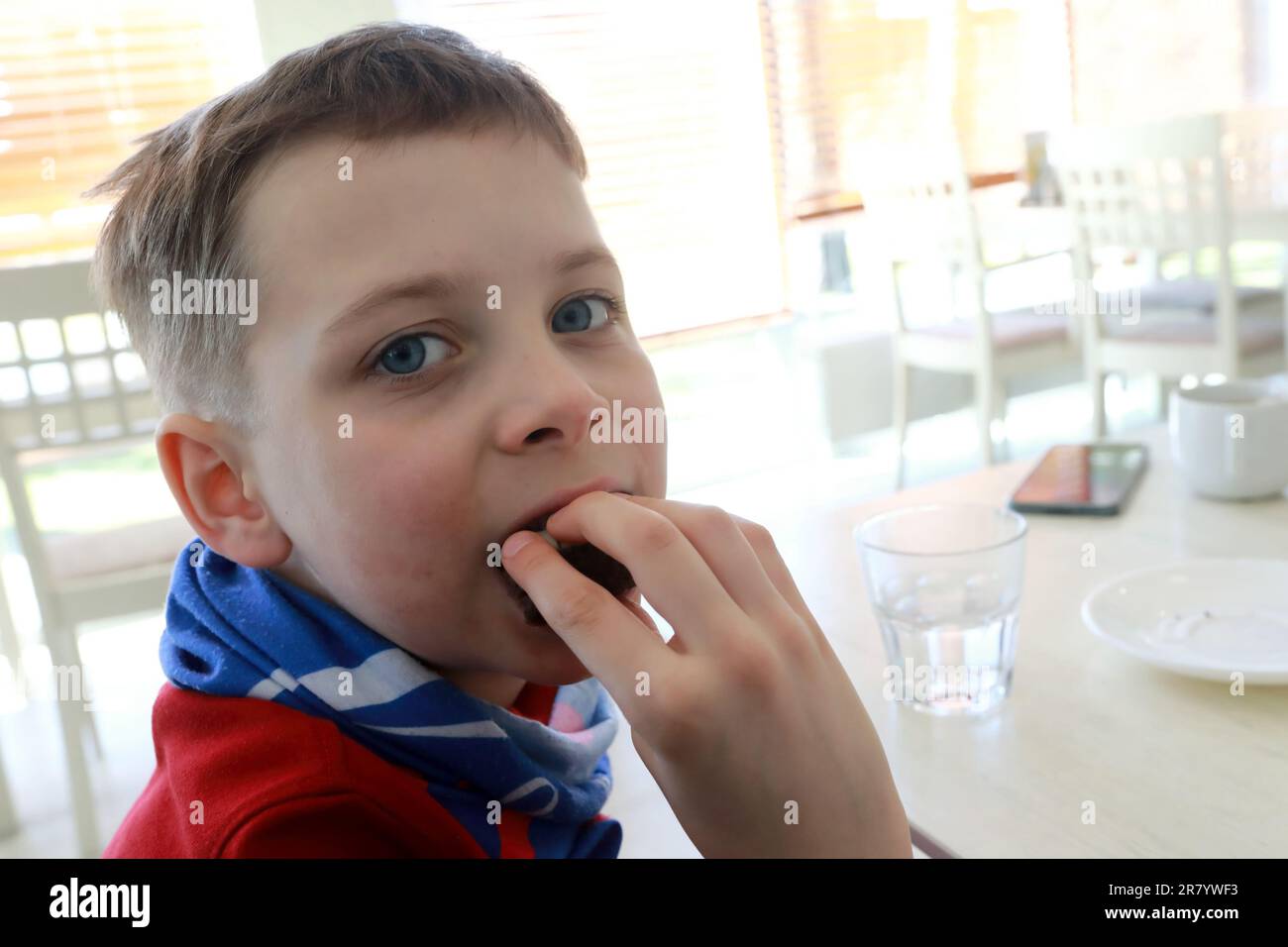 Male kid eating cake hi-res stock photography and images - Alamy
