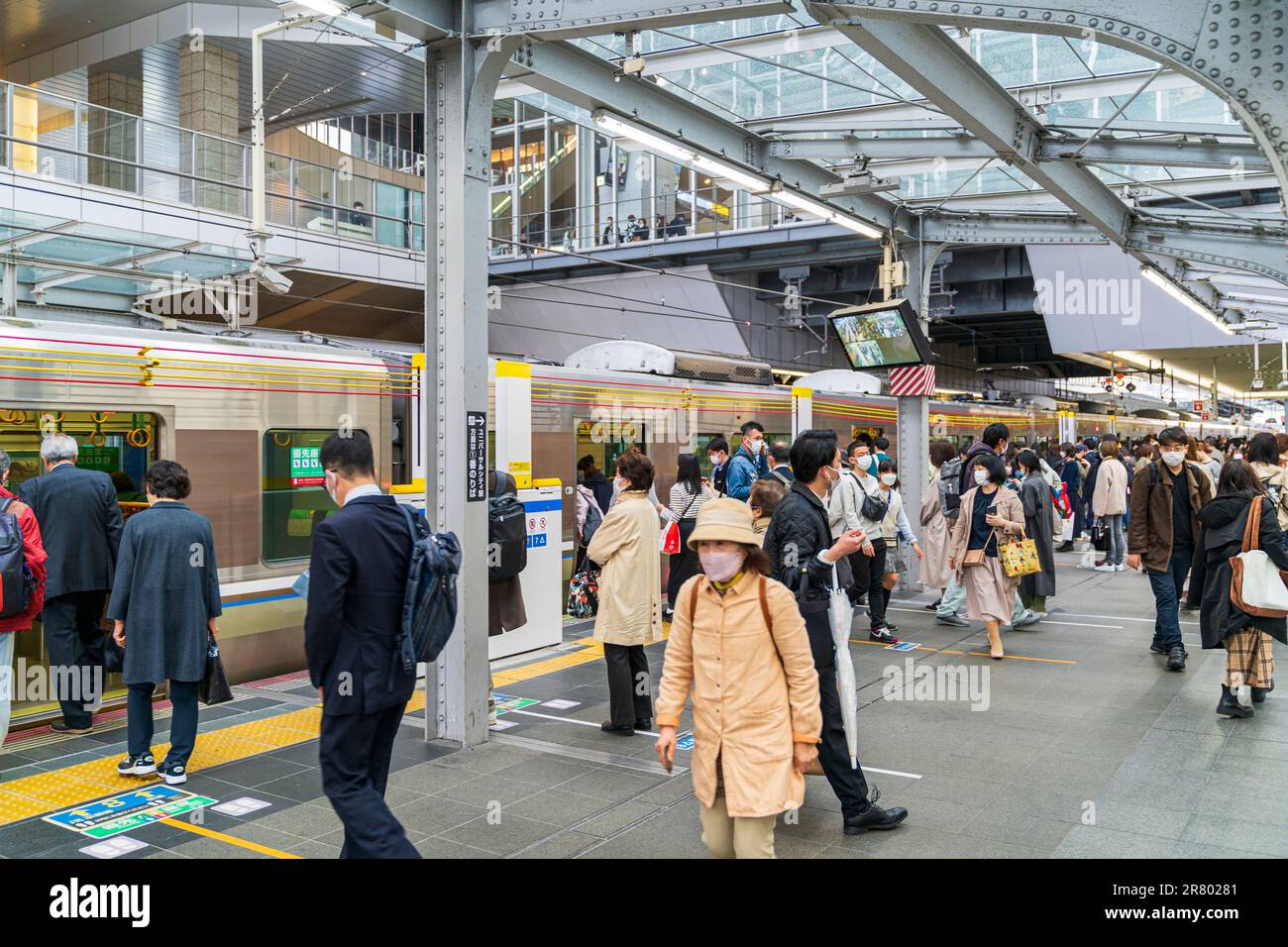 Busy osaka train station hi-res stock photography and images - Alamy