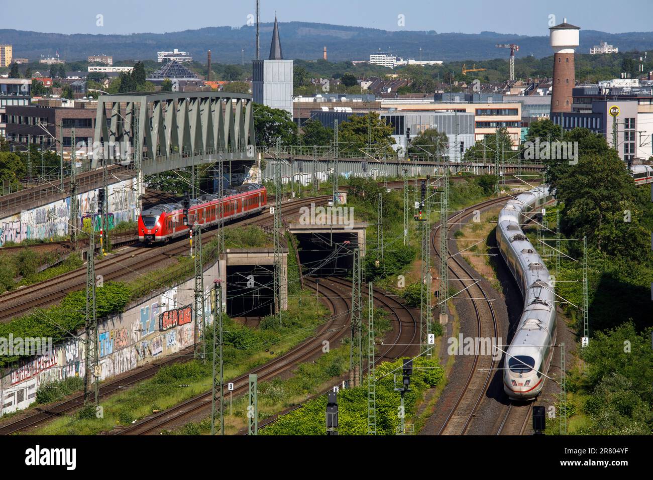 regional train and high-speed train ICE 3 in the town district Deutz ...