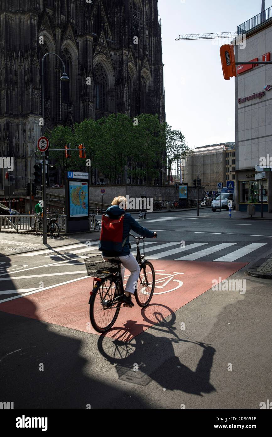 Fahrbahnmarkierung radweg hi-res stock photography and images - Alamy