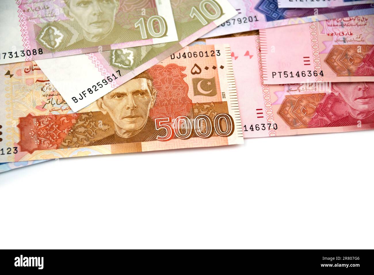 Currency notes in Pakistani Rupees Stock Photo - Alamy