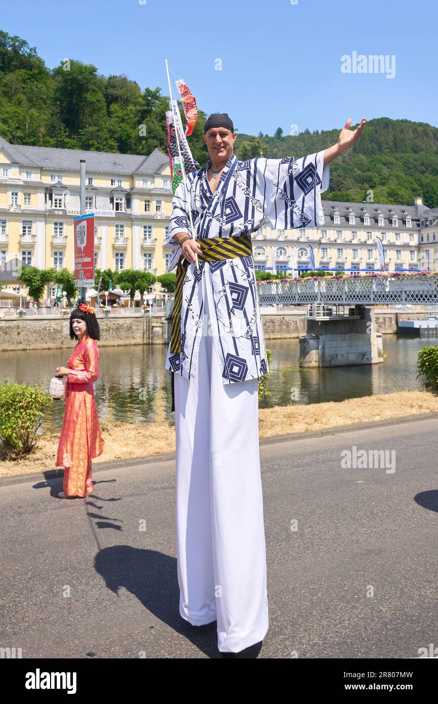 Bad Ems, Germany. 18th June, 2023. A stilt walker represents the Japanese garden in ...