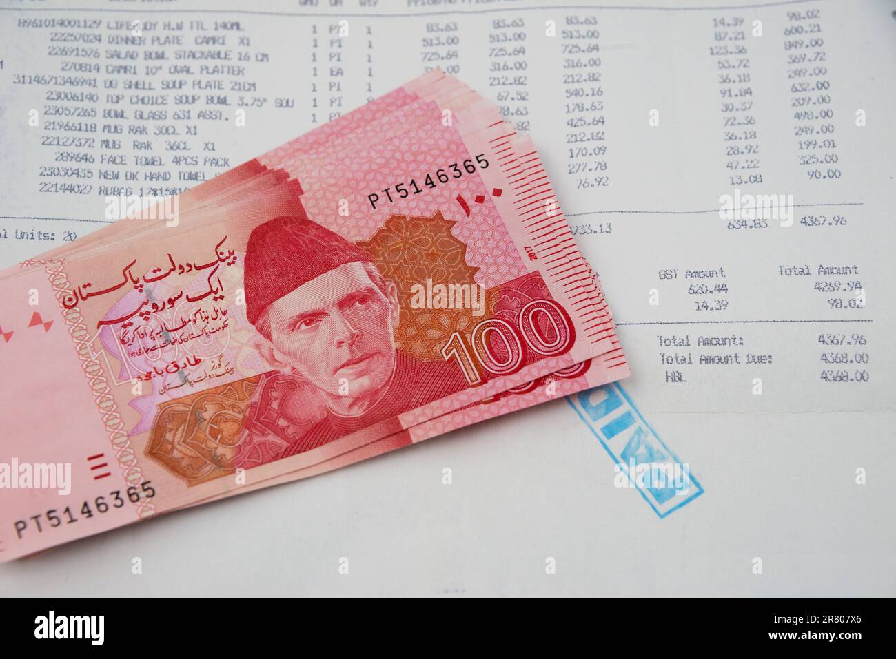 Pakistan 100 rupee note hi-res stock photography and images - Alamy