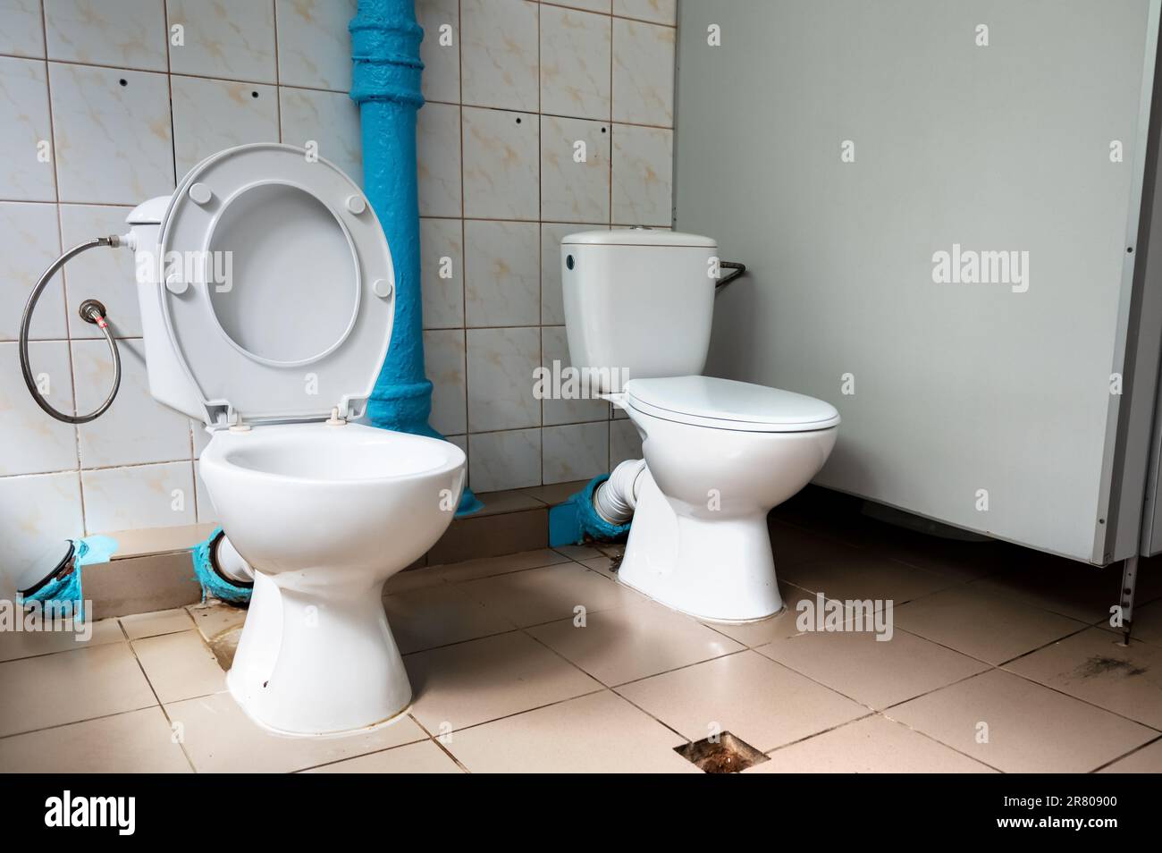 Two toilets side by side hi-res stock photography and images - Alamy