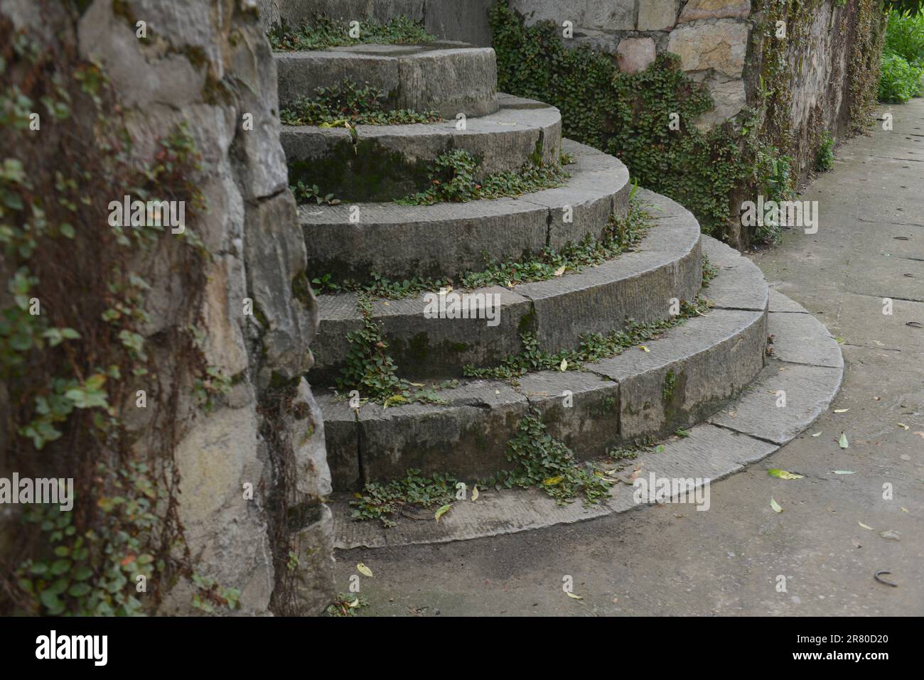 Old street in Dong Van ancient town. Ha Giang, Vietnam. 越南旅游, वियतनाम ...