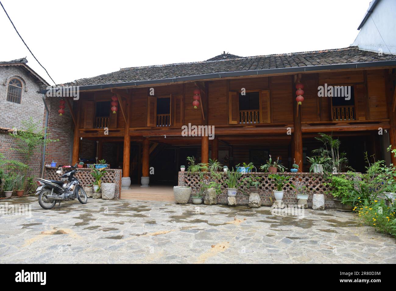 Old street in Dong Van ancient town. Ha Giang, Vietnam. 越南旅游, वियतनाम ...