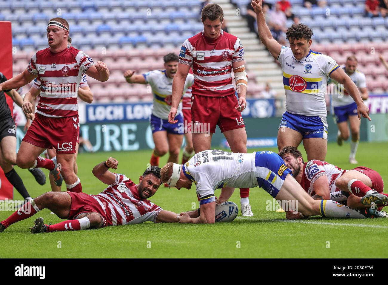 Joe Bullock #19 of Warrington Wolves goes over for a try during the ...