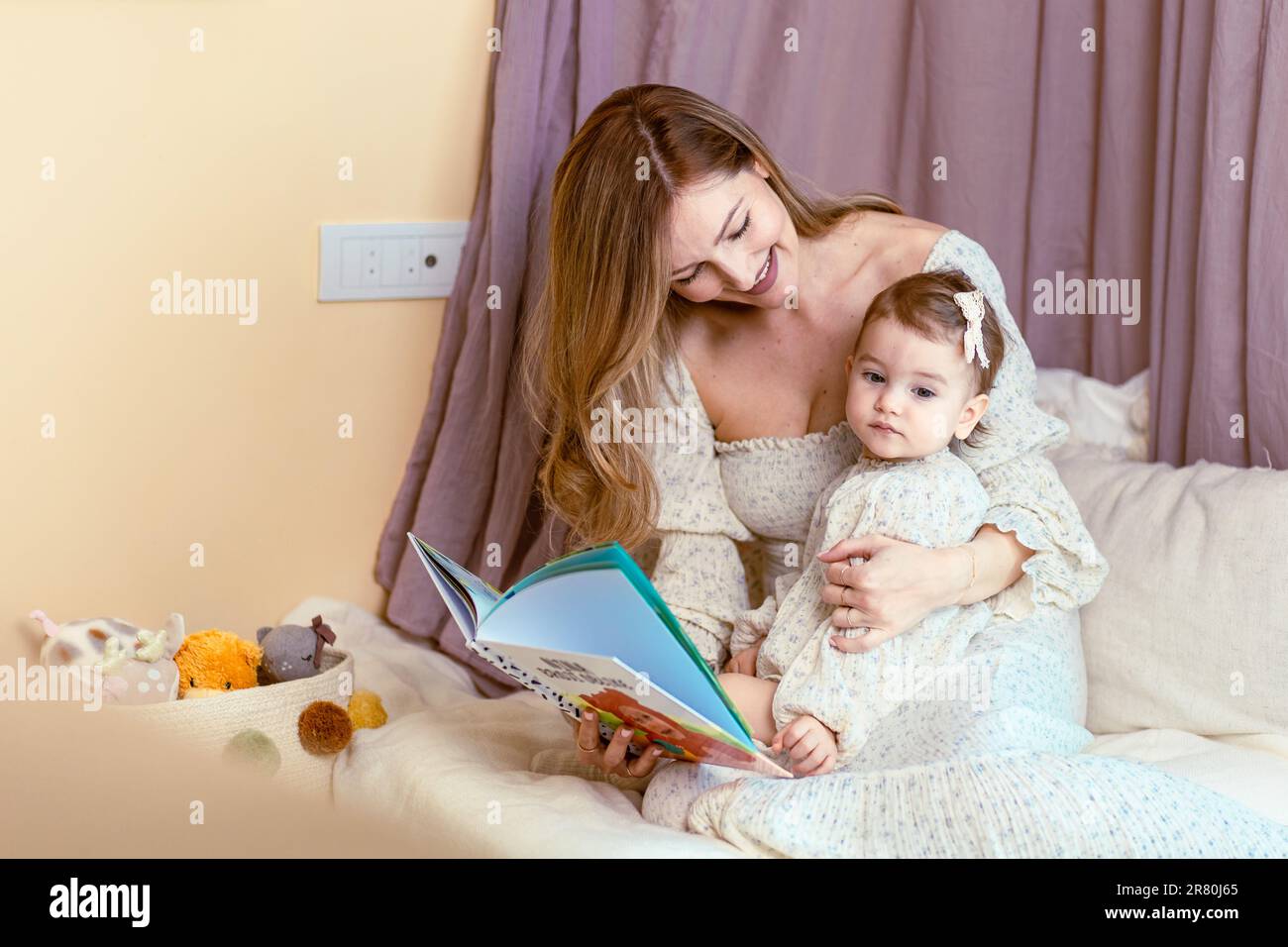 Mom embracing daughter hi-res stock photography and images - Alamy