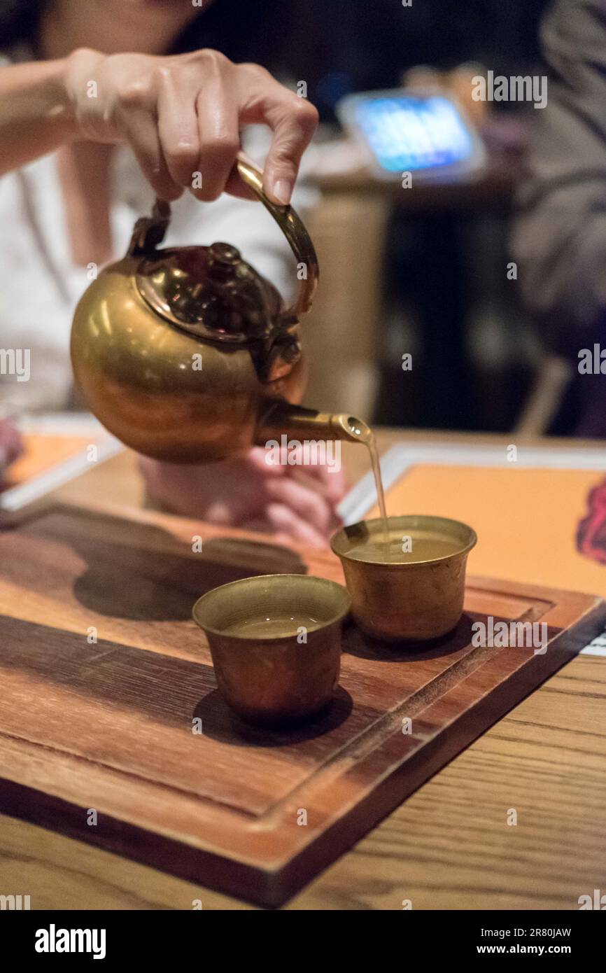 Pouring traditional tea pot set, close up Stock Photo - Alamy