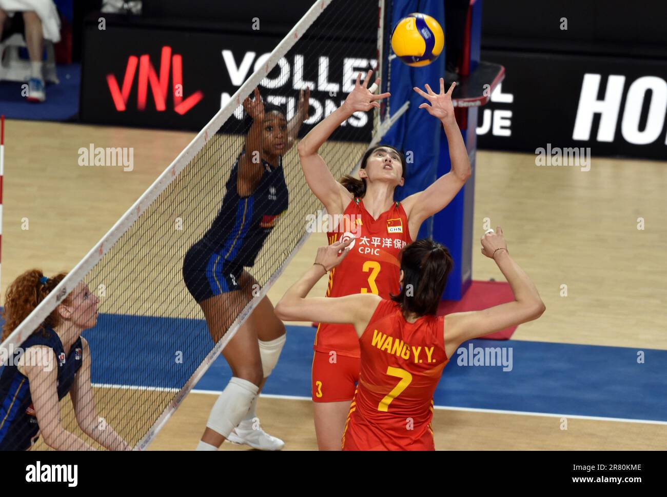 Hong Kong, China. 18th June, 2023. Diao Linyu (2nd R) of China passes ...