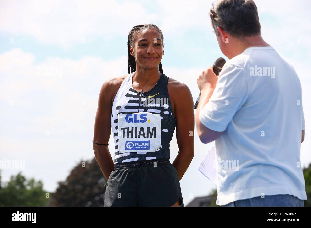 Winner long jump competition hi-res stock photography and images - Alamy