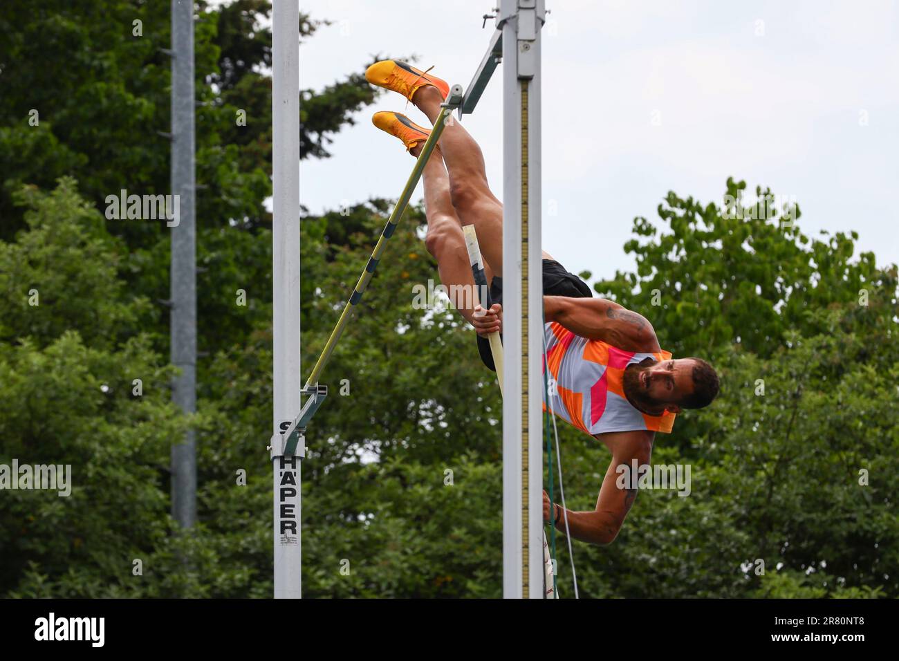 Mens decathlon pole vault hi-res stock photography and images - Alamy