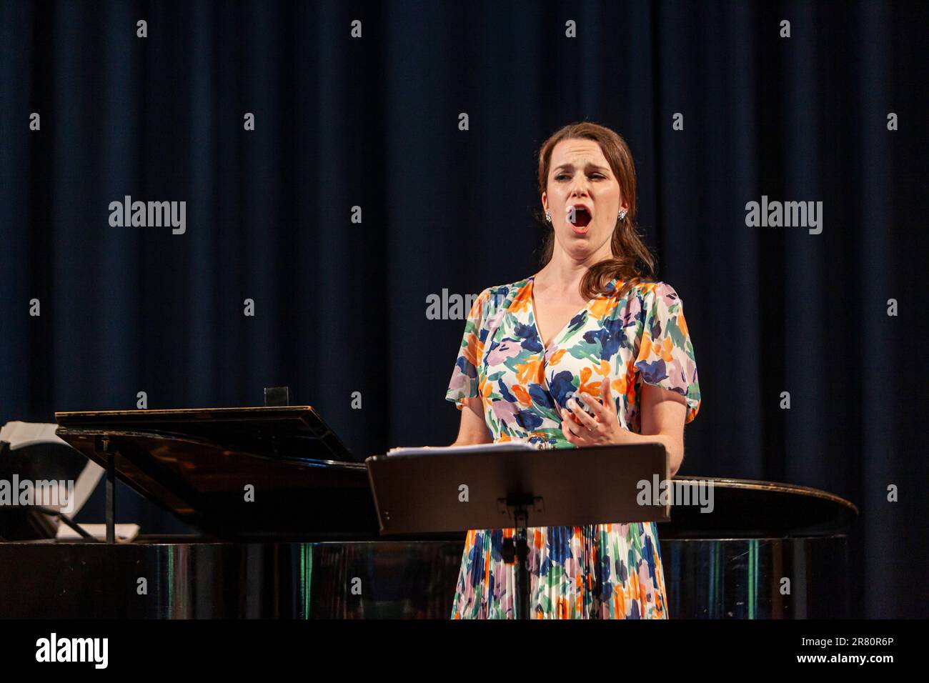 Opera singer female stage hi-res stock photography and images - Alamy