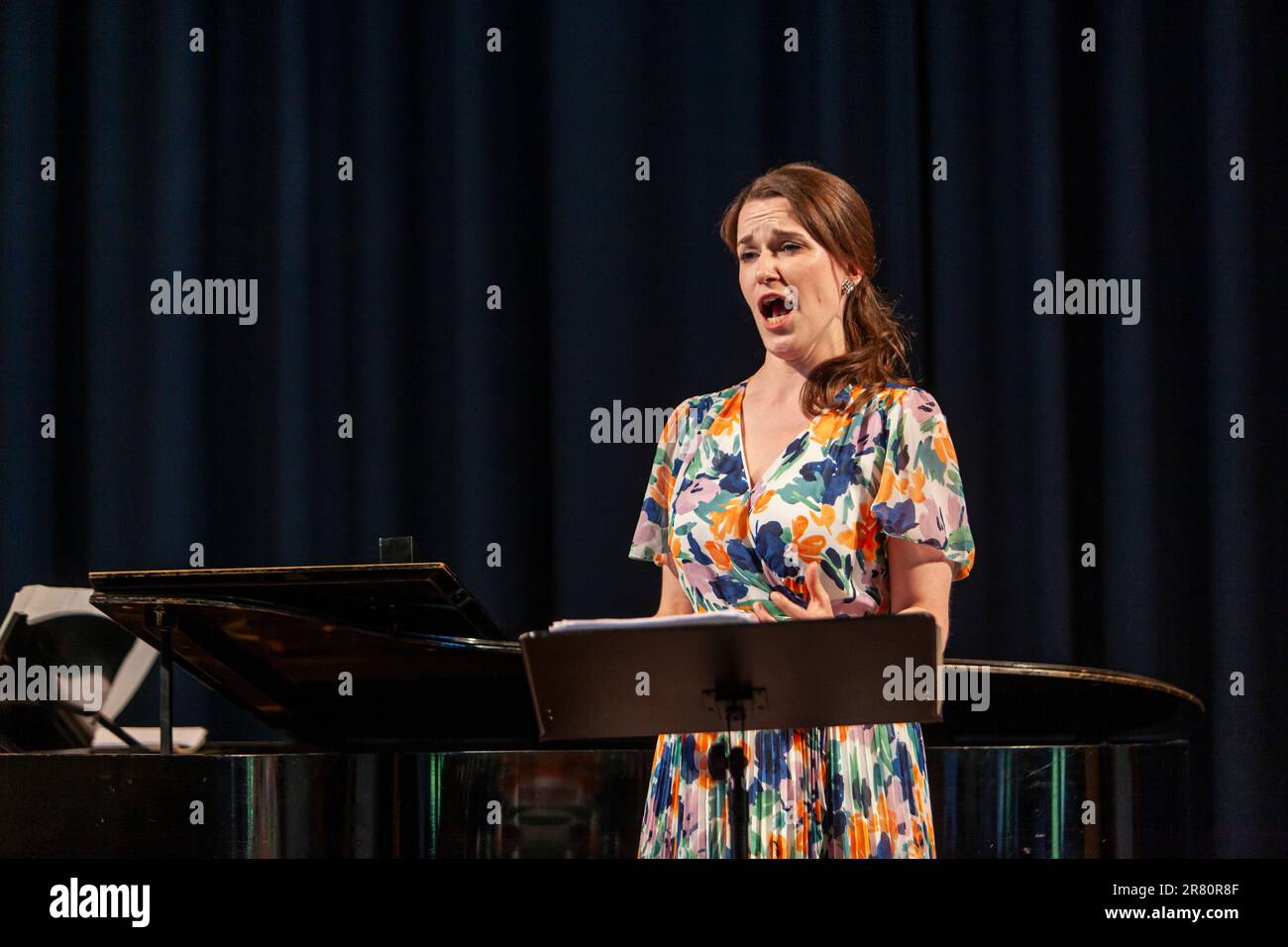 Female opera soloist hi-res stock photography and images - Alamy
