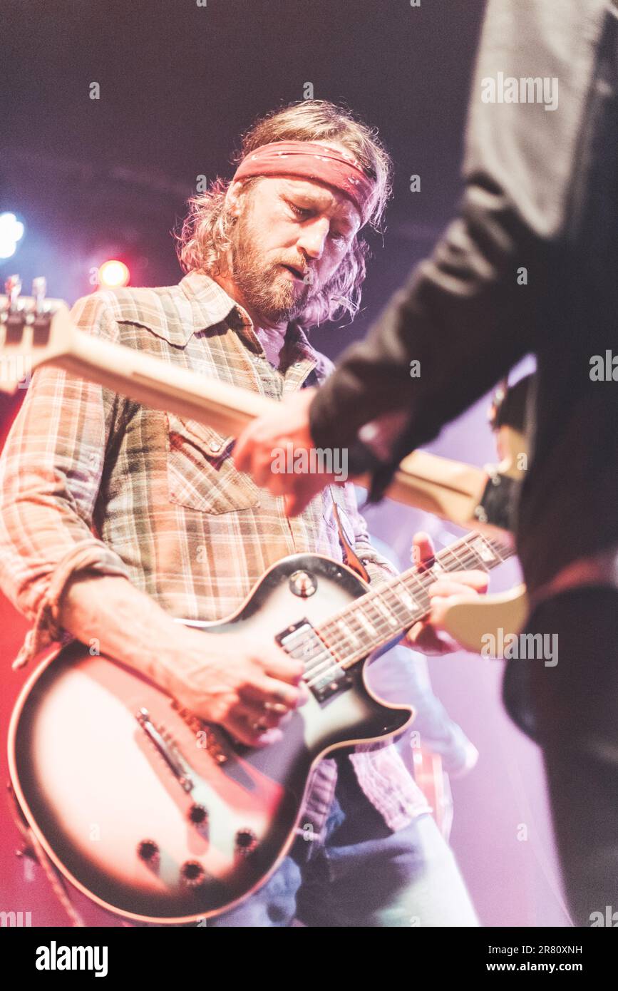Chris shiflett foo fighters guitarist hi-res stock photography and ...