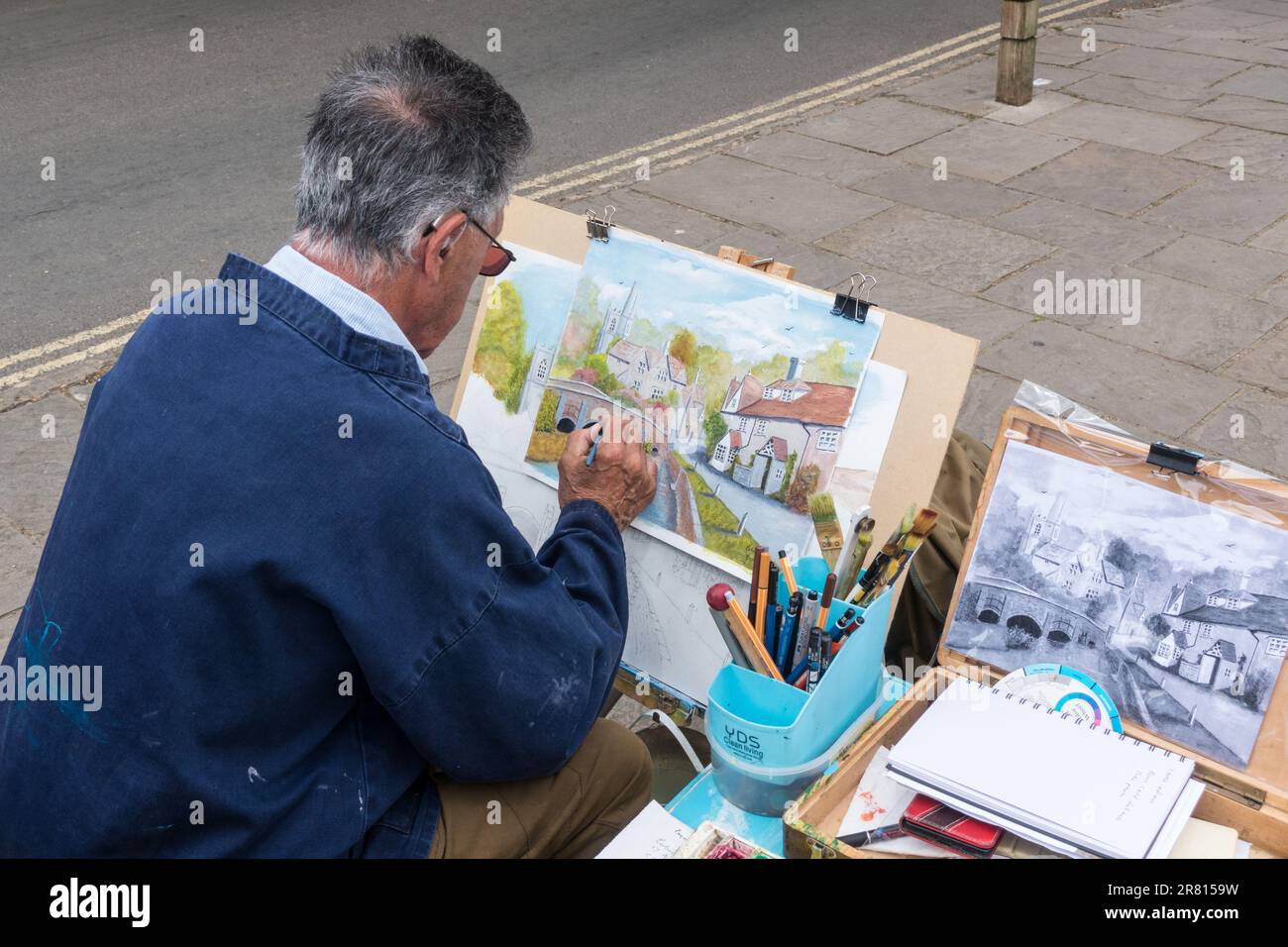 Street Painter drawing the natural beauty at Castle Combe Stock Photo ...