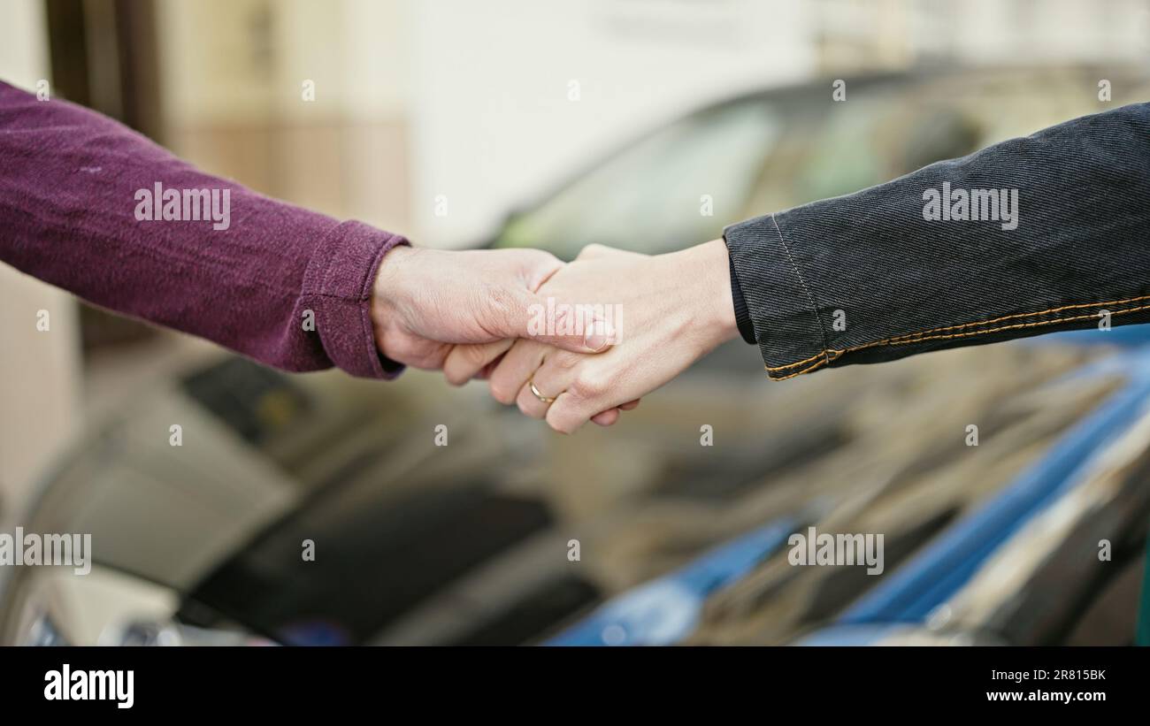 Man car shake hands hi-res stock photography and images - Alamy