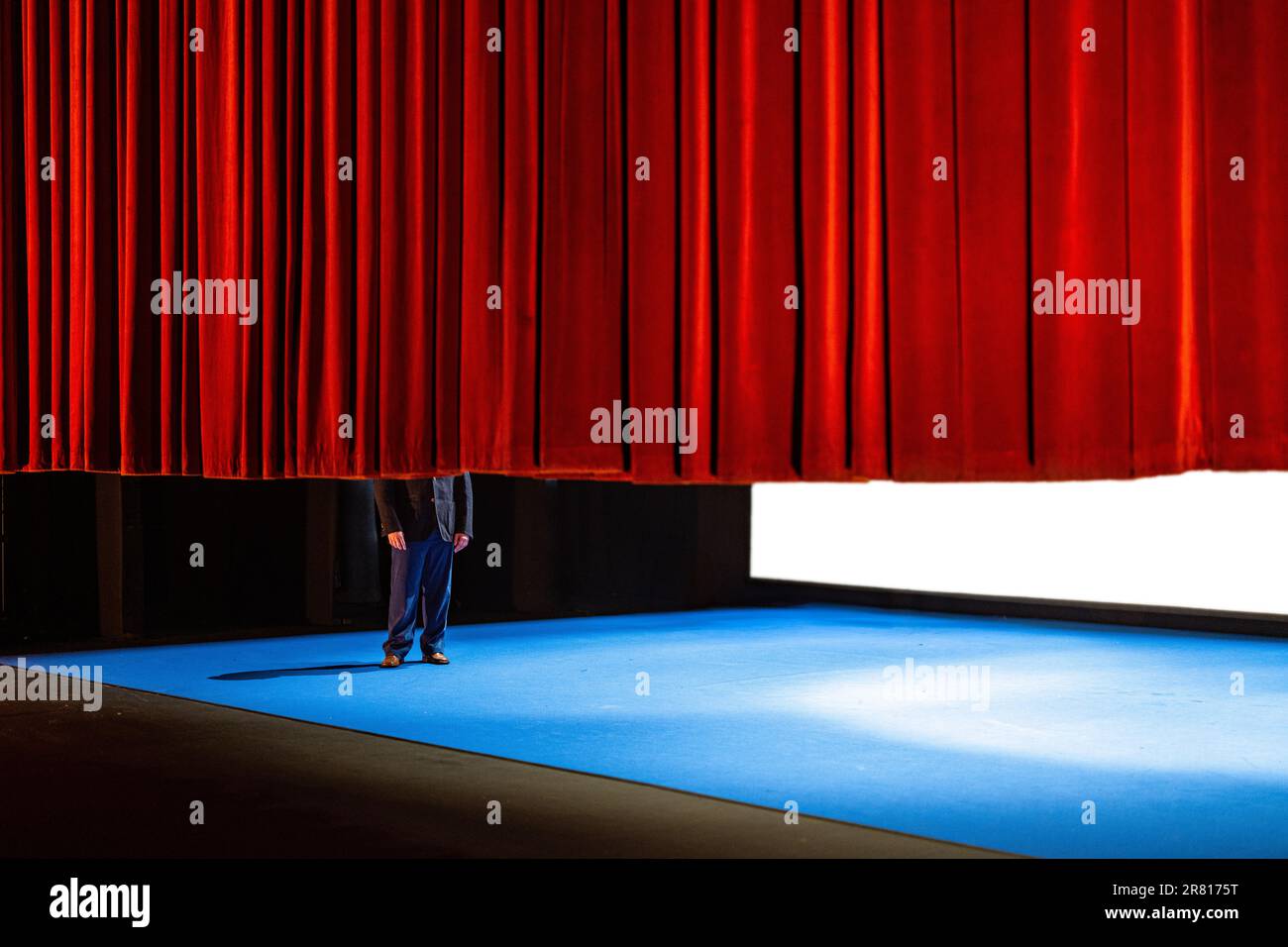 Theatre stage actor red curtain hi-res stock photography and images - Alamy