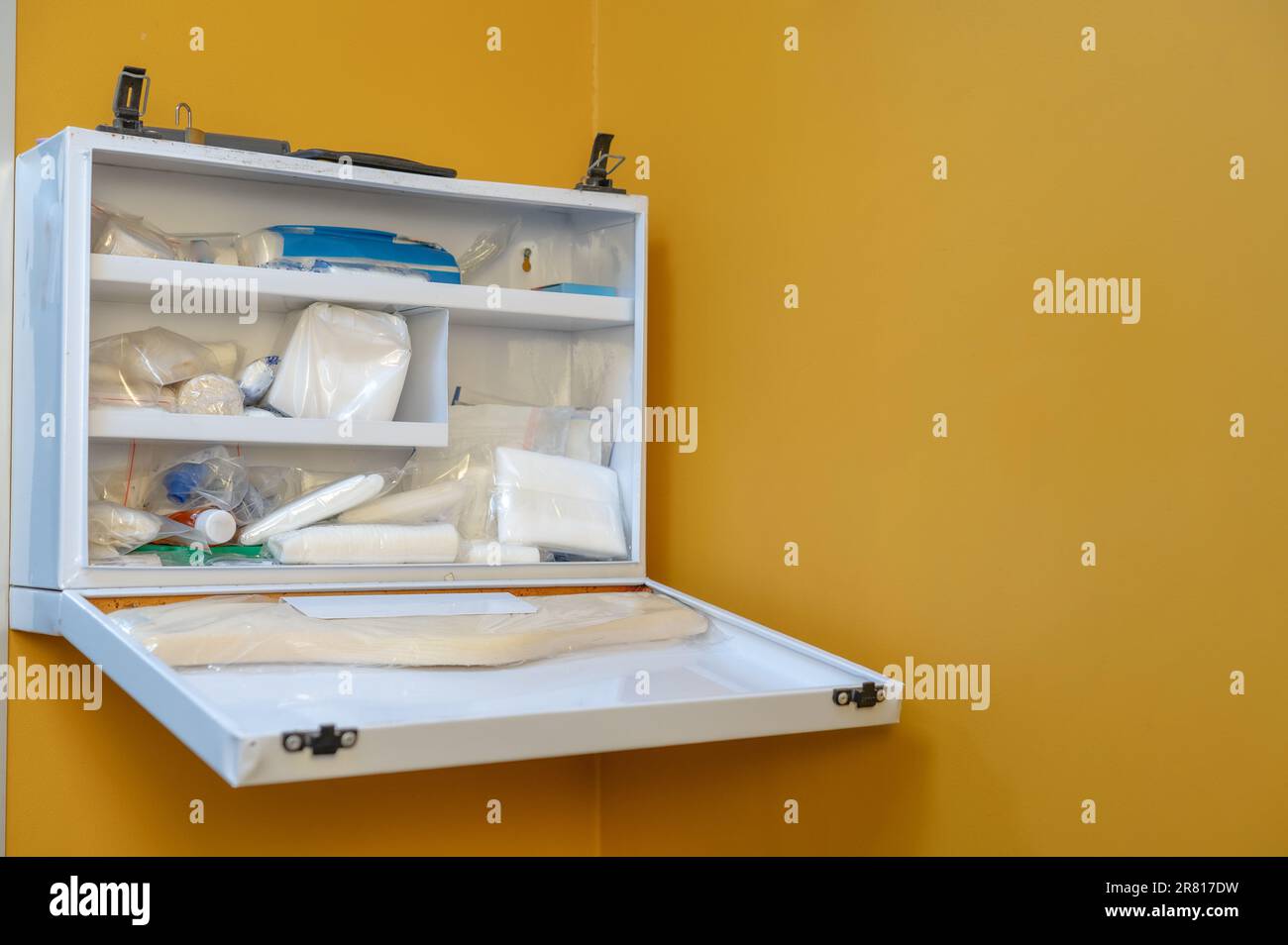 Medical equipment case hi-res stock photography and images - Alamy