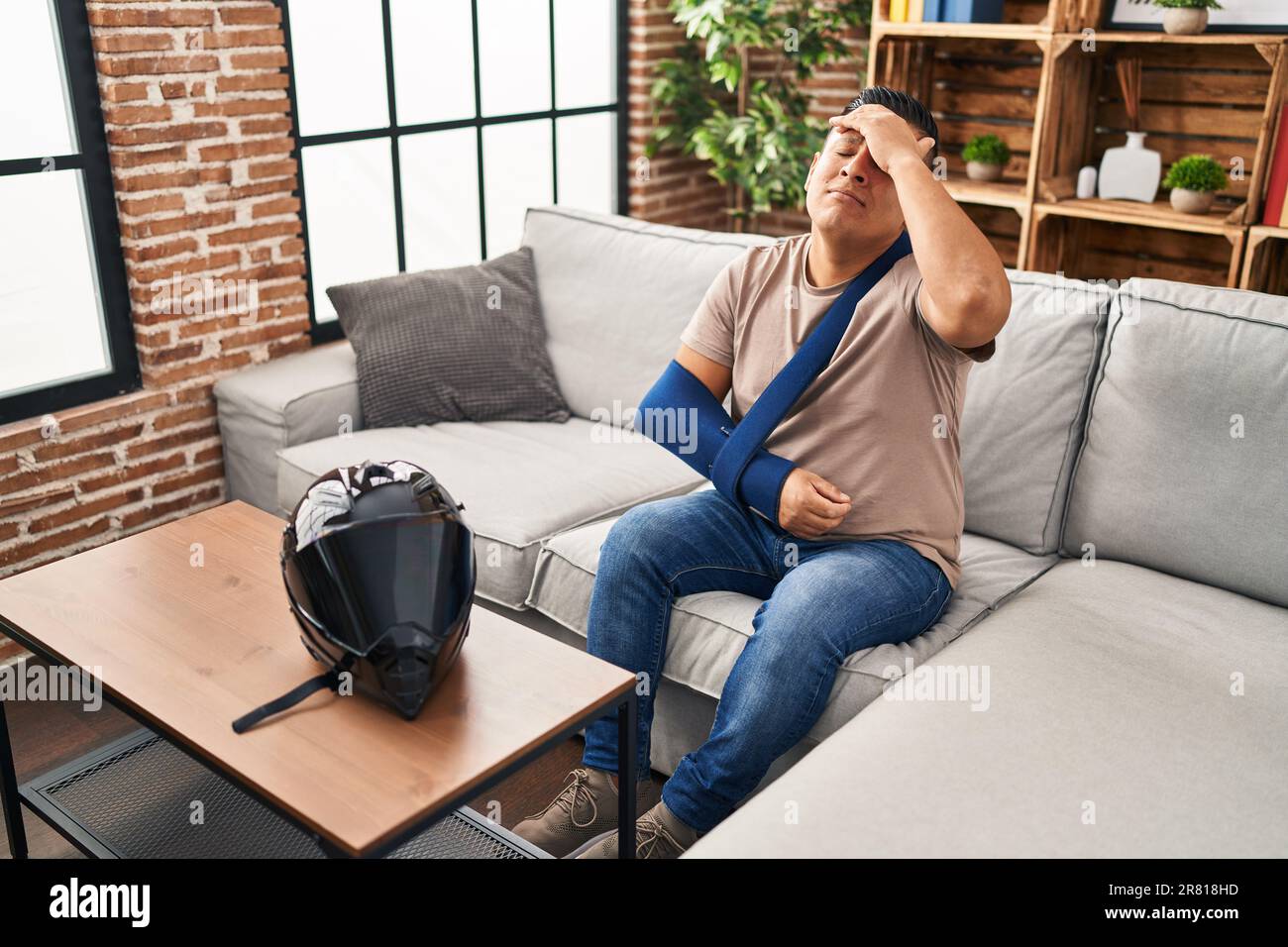 Head bandage arm sling hi-res stock photography and images - Alamy