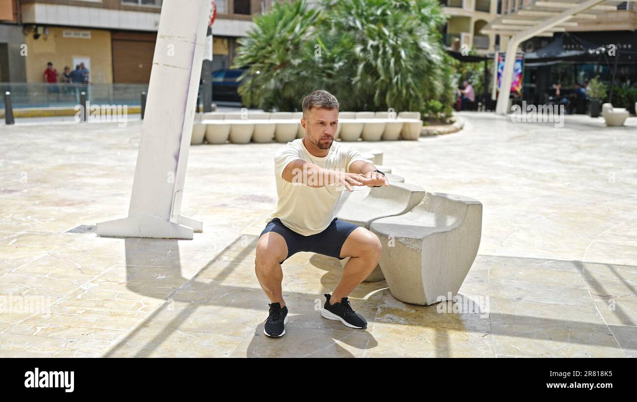 Bodybuilder training squat exercise jump hi-res stock photography and ...