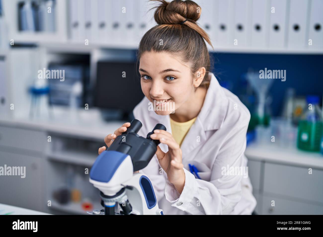 Teenager pharmacy working hi-res stock photography and images - Alamy