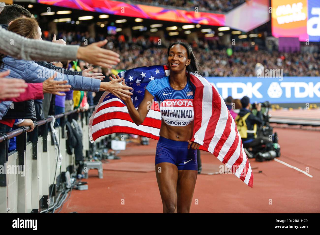 Dalilah Muhammad celebrating with her country's flag at the World ...