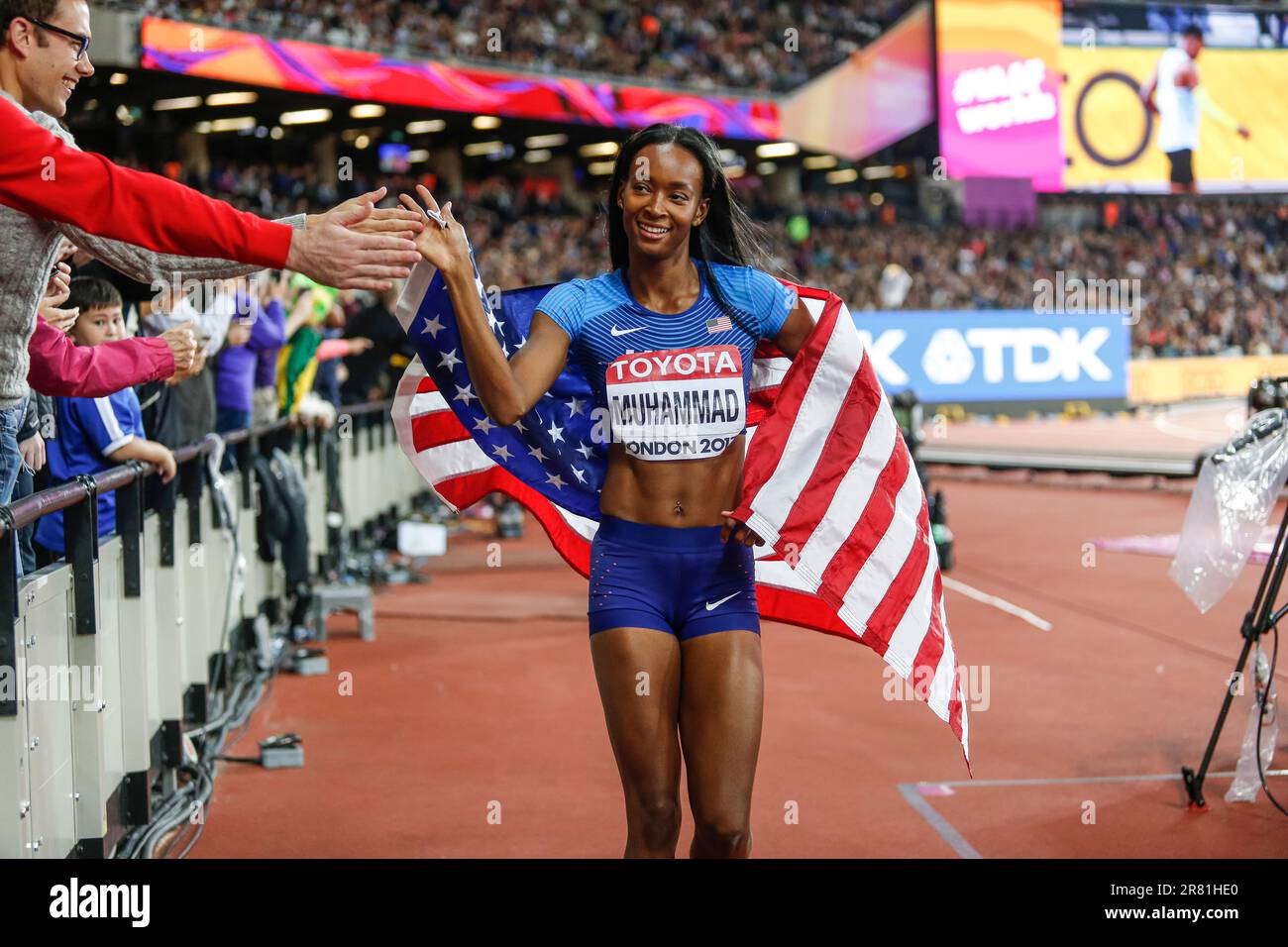 Dalilah Muhammad celebrating with her country's flag at the World ...
