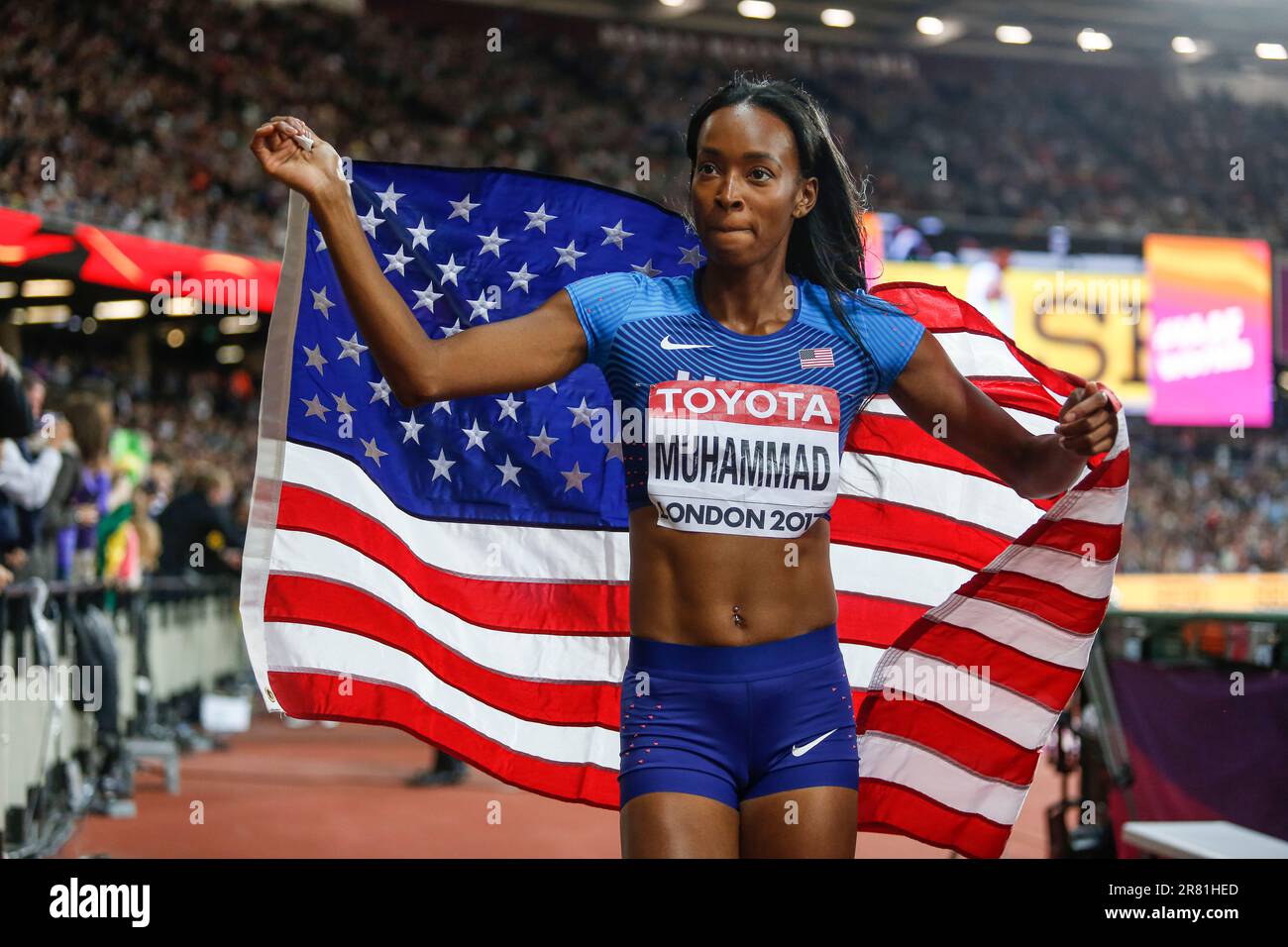 Dalilah Muhammad celebrating with her country's flag at the World ...