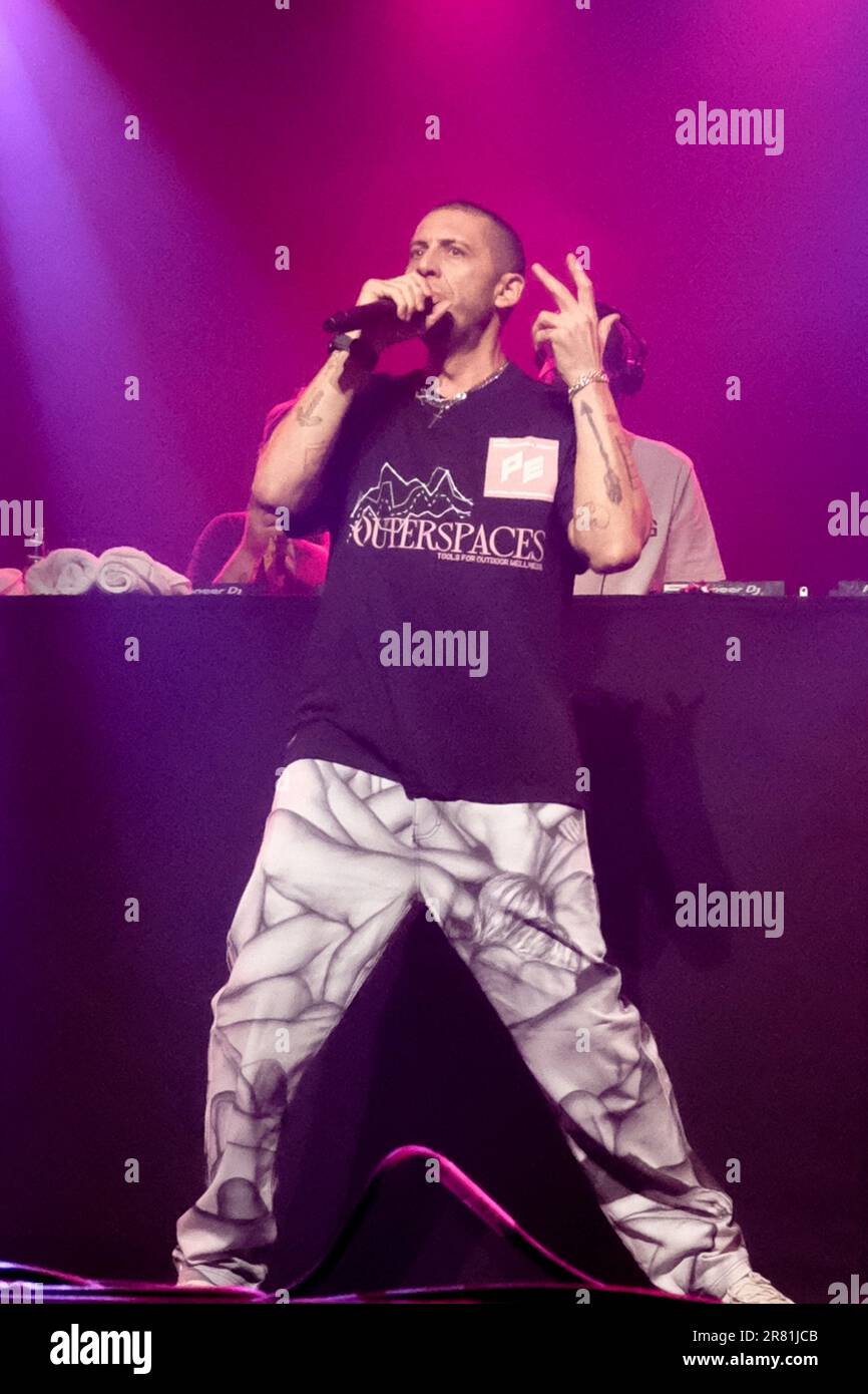 Example singer hi-res stock photography and images - Alamy