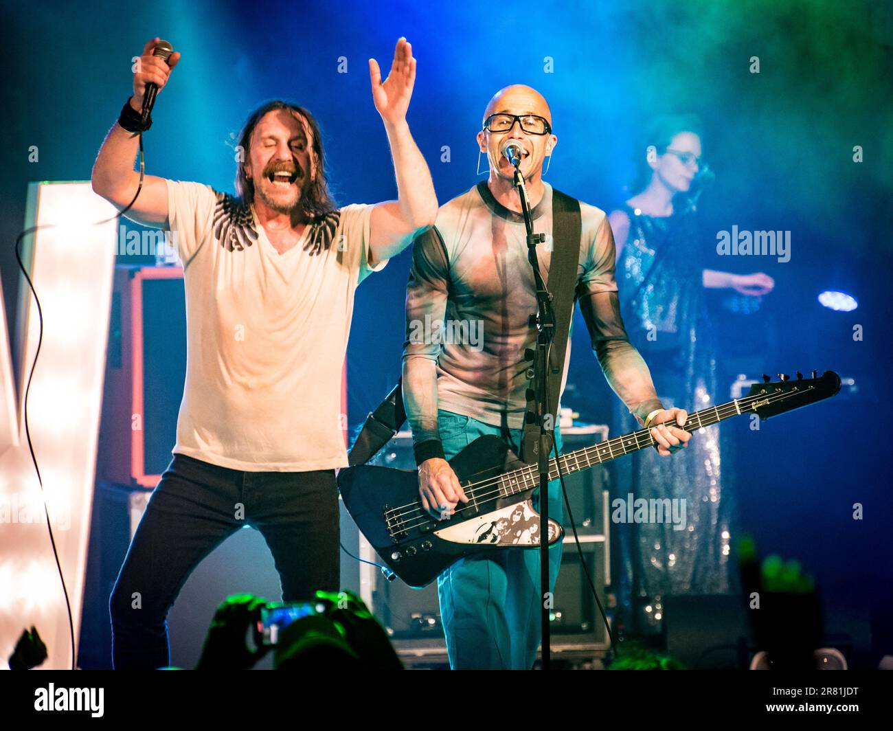 Tony Wright on vocals, Leigh Marklew on bass Stock Photo - Alamy