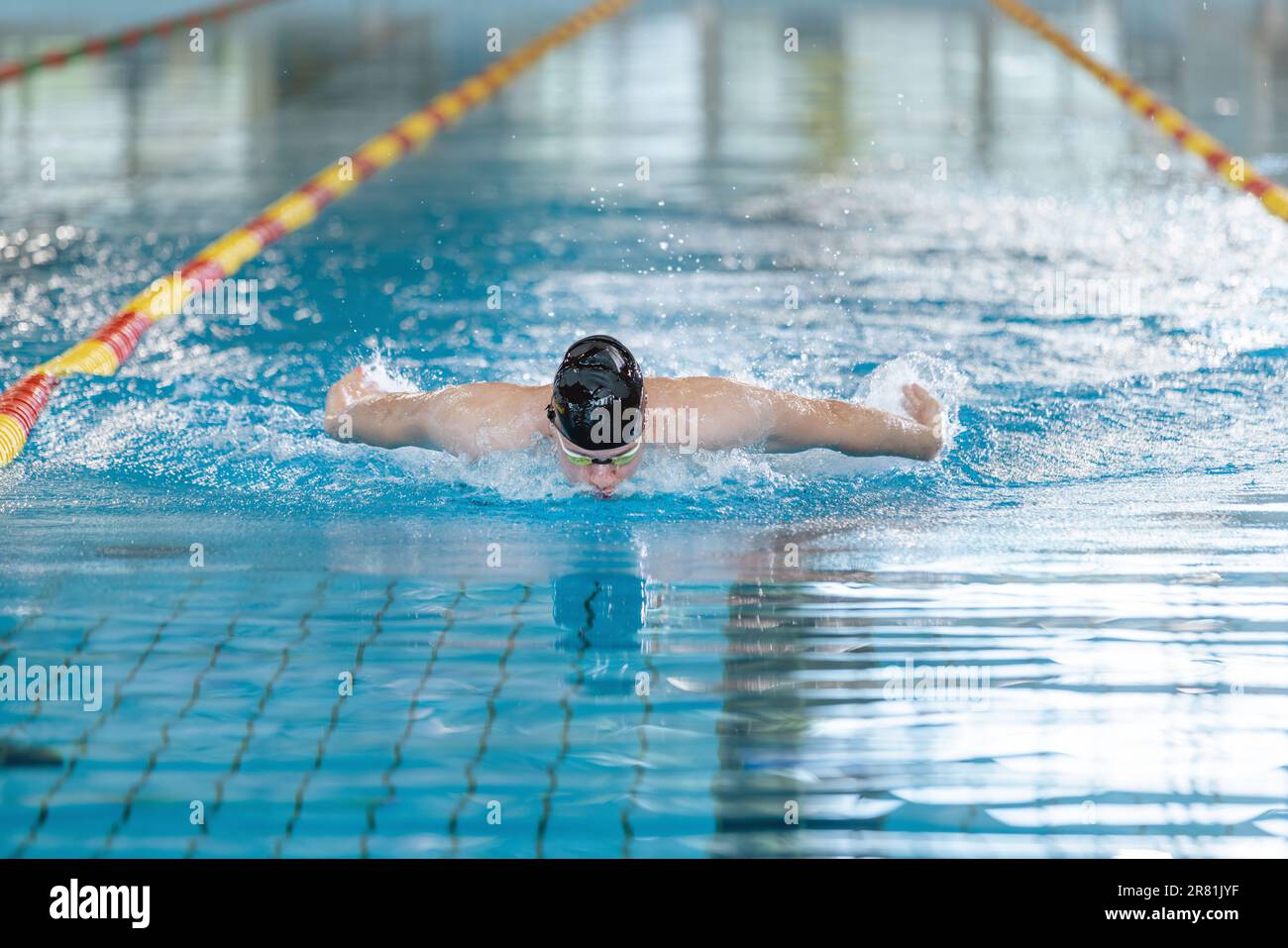 Muscular man swimming butterfly style hi-res stock photography and ...