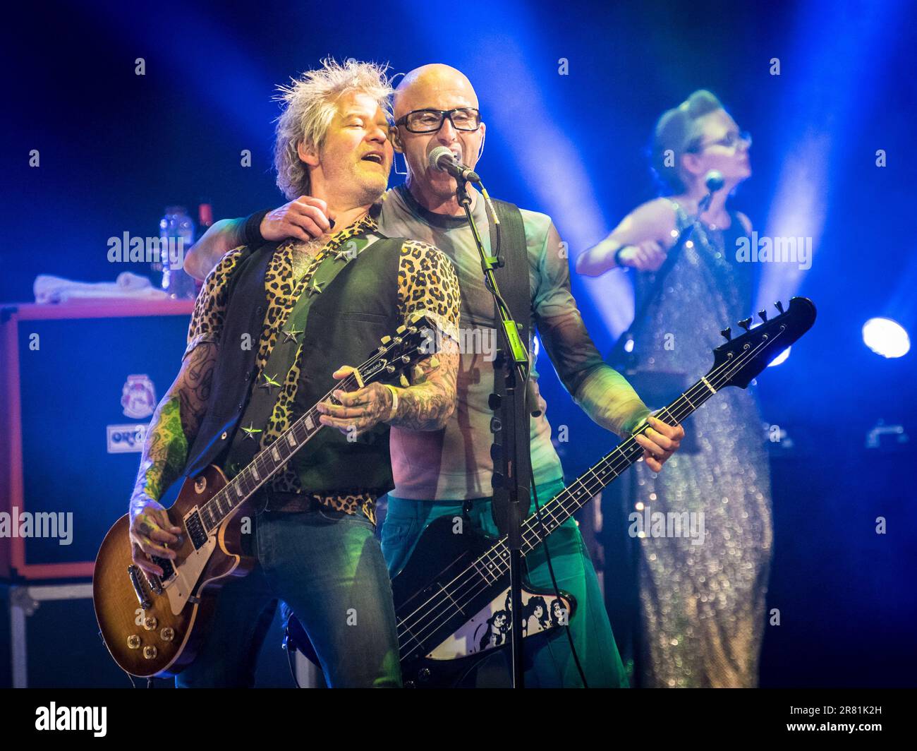 Leigh Marklew on bass, Mark Yates on guitar Stock Photo - Alamy