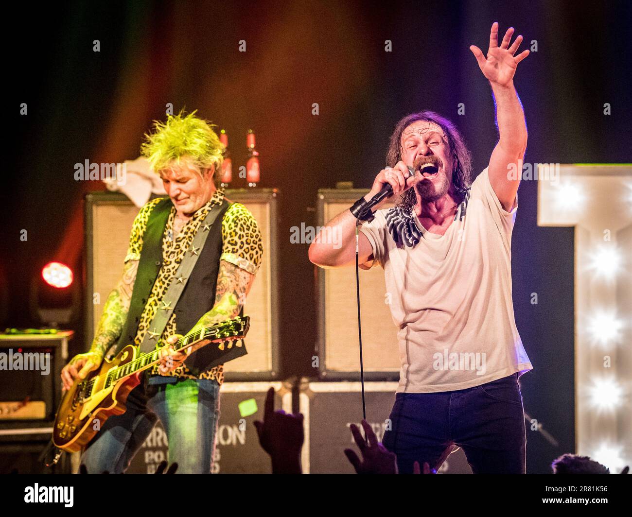 Tony Wright on vocals, Mark Yates on guitar Stock Photo - Alamy