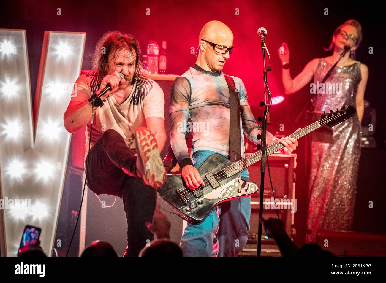 Tony Wright on vocals, Leigh Marklew on bass Stock Photo - Alamy