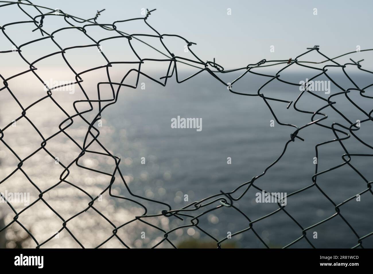 Hole in chain link fence hi-res stock photography and images - Alamy