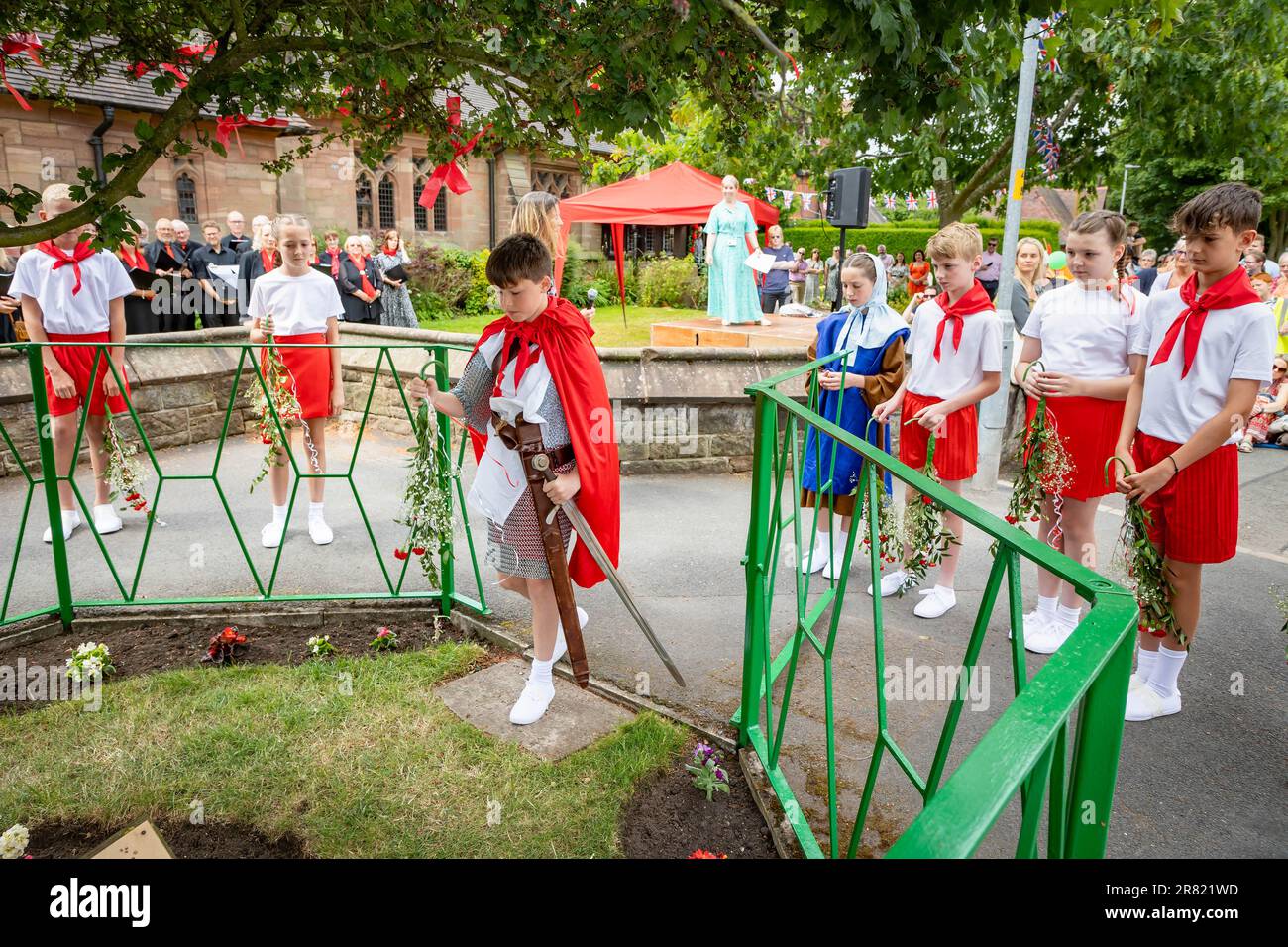 School children planting a tree hi-res stock photography and images - Alamy